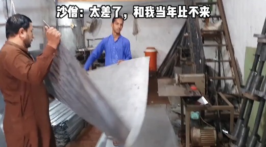 第一次知道原来卷帘门是这样制作的,长见识了!