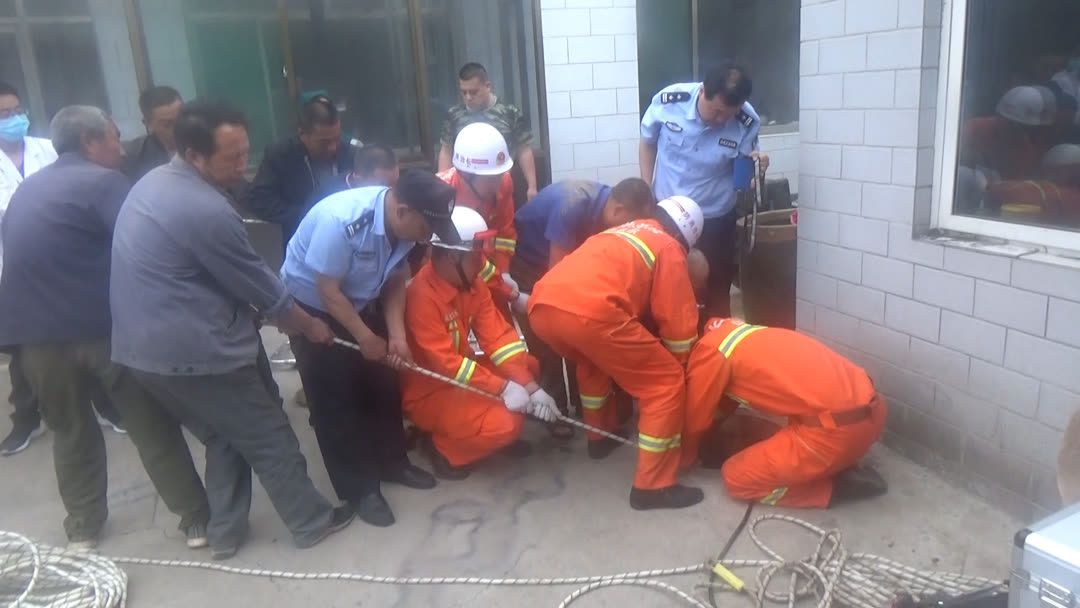 七旬老人掉入深井 黎城消防生死救援