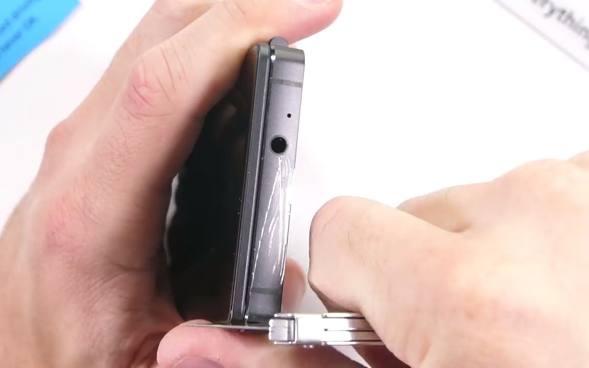 双屏智能手机耐久性试验!让我们来测试一下!