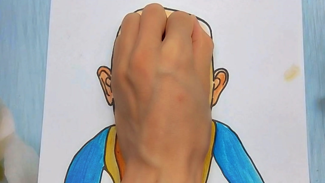 仅用一张纸放在手掌,画出光头强,会是啥样?画法简单又帅气手势图