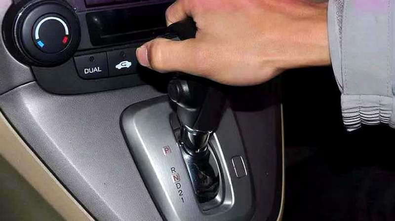 自动挡车启动打火时,挂P挡还是挂N档好?很多人其实做错了