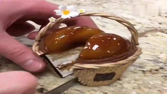 各种各样蛋糕精品从钟表到雪茄切开一看全是蛋糕