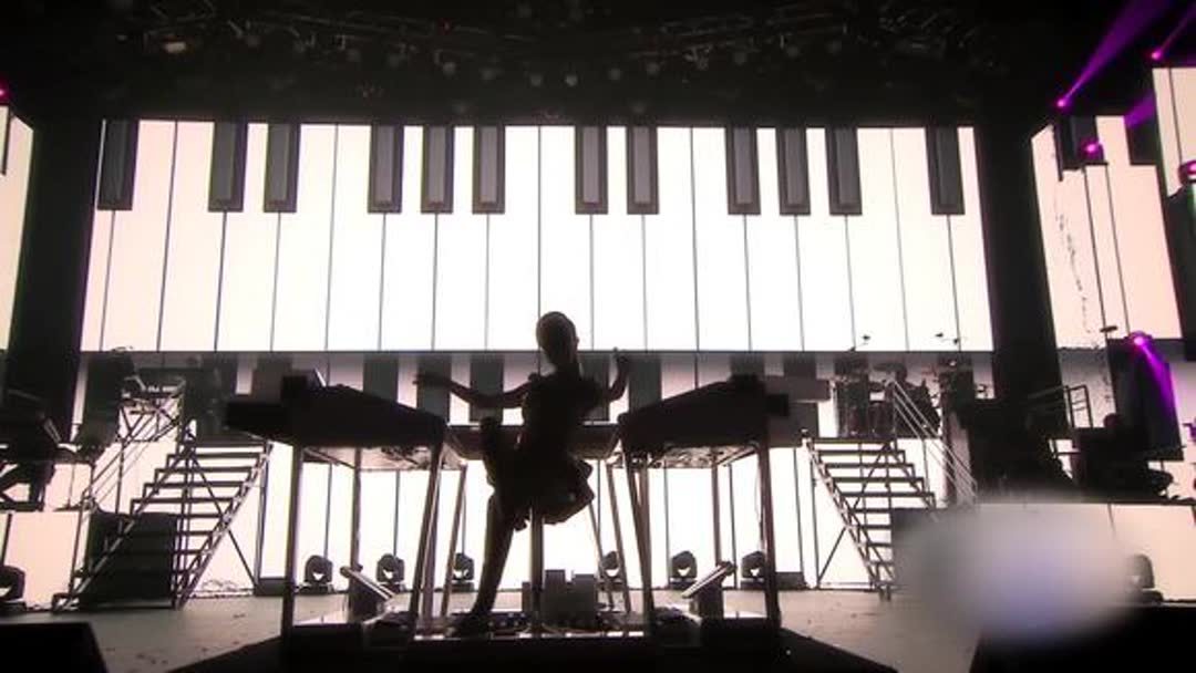 玖月奇迹演唱会上同时掌控3台双排键10排键盘,手速晃晕了我的眼