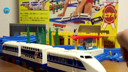 白色电动火车客车,蓝色轨道,好多辆小汽车