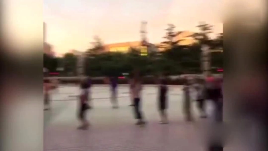 北京雨后天空出现巨大彩虹 夕阳被染成金色