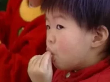 《岳氏中医学堂》之小儿推拿治疗小儿口唇燥裂