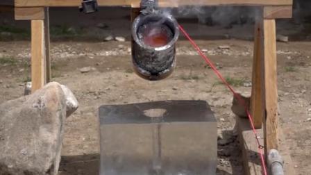 800度的盐浇在冰块上,盐和冰块会发什么?这次手机要拿稳了!