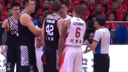 篮球世界:CBA搞笑画面,韩德君被裁判误伤,一脸委屈!