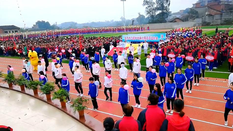 运动会上整个班级表演《护花使者》,真的太好看了,别人的班级
