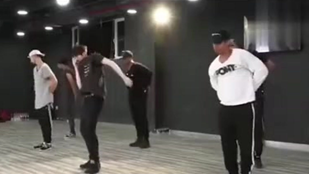 蔡徐坤为打歌舞台苦练一个月,推掉所有行程,敬业的样子最帅