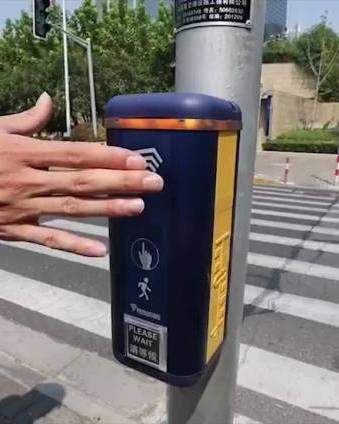 ...的这个交通灯由行人做主 视障人士也能用!】据新民晚报,行人可手动...