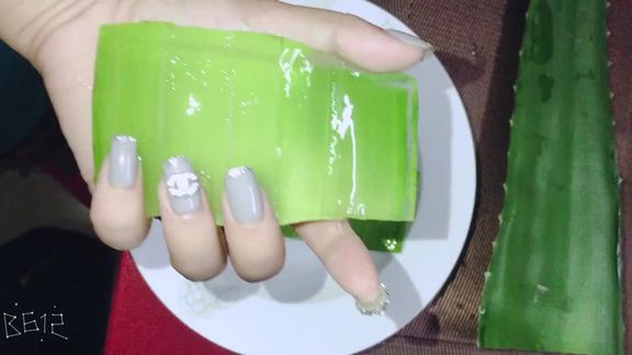 纯天然芦荟敷脸!