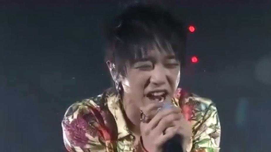 华晨宇演唱会,只需要一首歌粉丝控制不住的尖叫,这身衣服太时髦