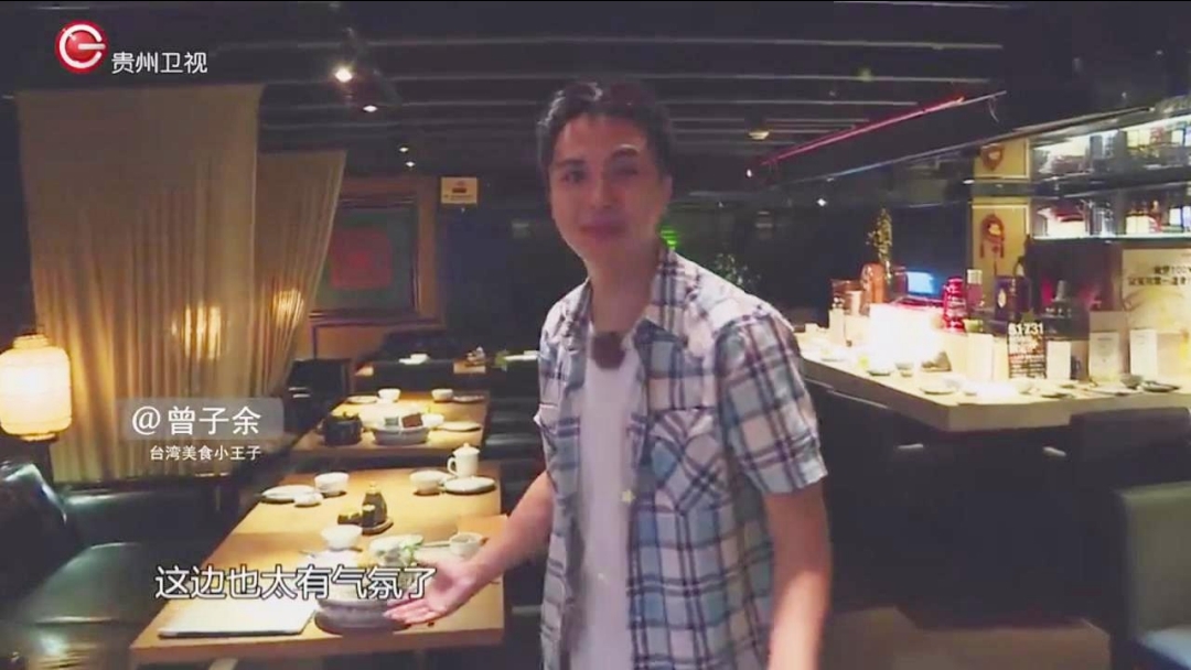 想不到餐厅还有这样的设计,书柜是一道暗门,里面别有洞天