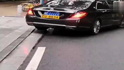 行车记录仪实拍:迈巴赫自带两个车牌,牌号亮了,这才是豪车该有的样子!