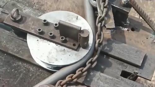 工地大哥自制折弯机器,用铁链当定位,想要什么角度自己调