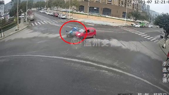 #覆车之戒# 【#温州# 路口未让行发生事故 还好小哥防护到位】日前,...