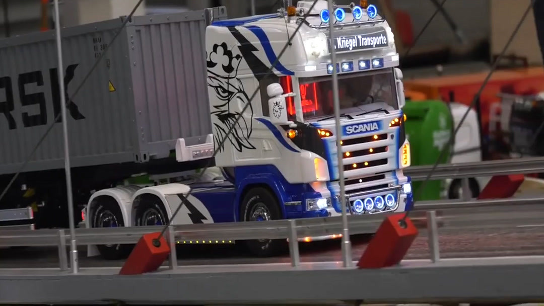 大型集装箱运输卡车模型