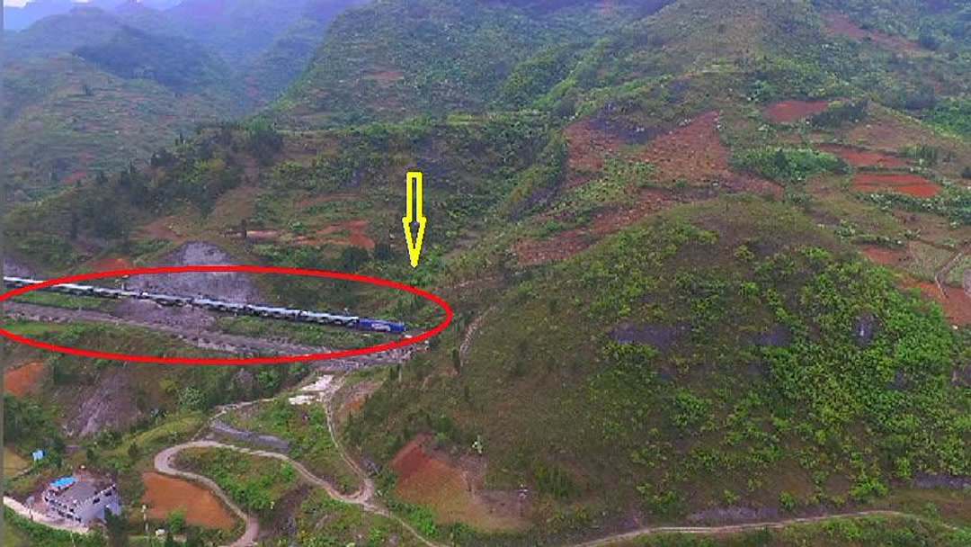 航拍贵州大山最慢的绿皮火车,一天两趟驶经凯里,却从不驶出省外