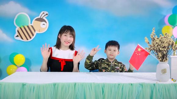 国庆节将至,爱国的小朋友们快来一起自制国旗学习升旗仪式吧 !