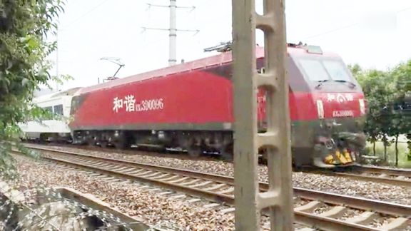 横穿中国的火车!上海至乌鲁木齐南Z41次通过陇海线洛阳段