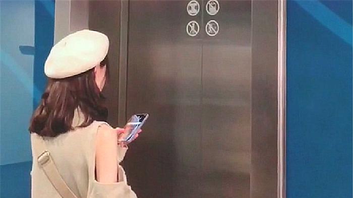 电梯门打开的那一刻,我竟然看到了暗恋三年的他!我该怎么办?