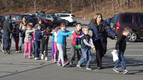 美国一小学发生枪击案造成近30人死亡