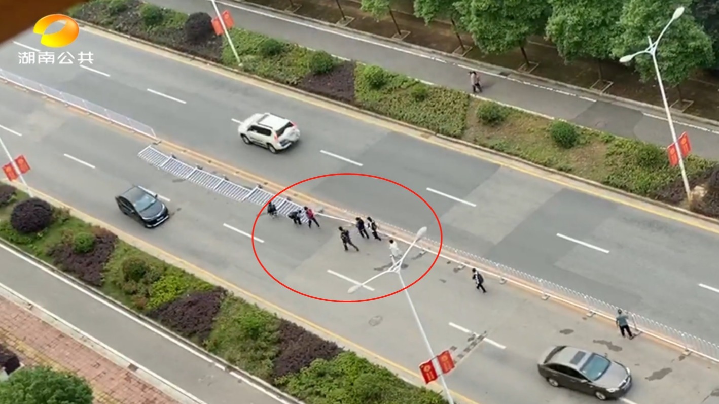 实拍:6名学生走进马路中间,不料接下来做出举动网友拍手叫好