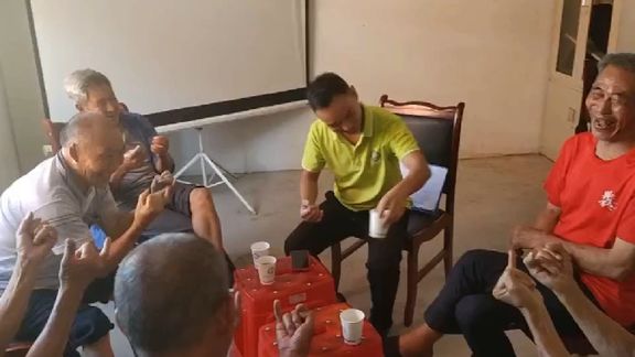 社工小组开展离不开互动游戏环节,陪伴老人在快乐中一起前行!