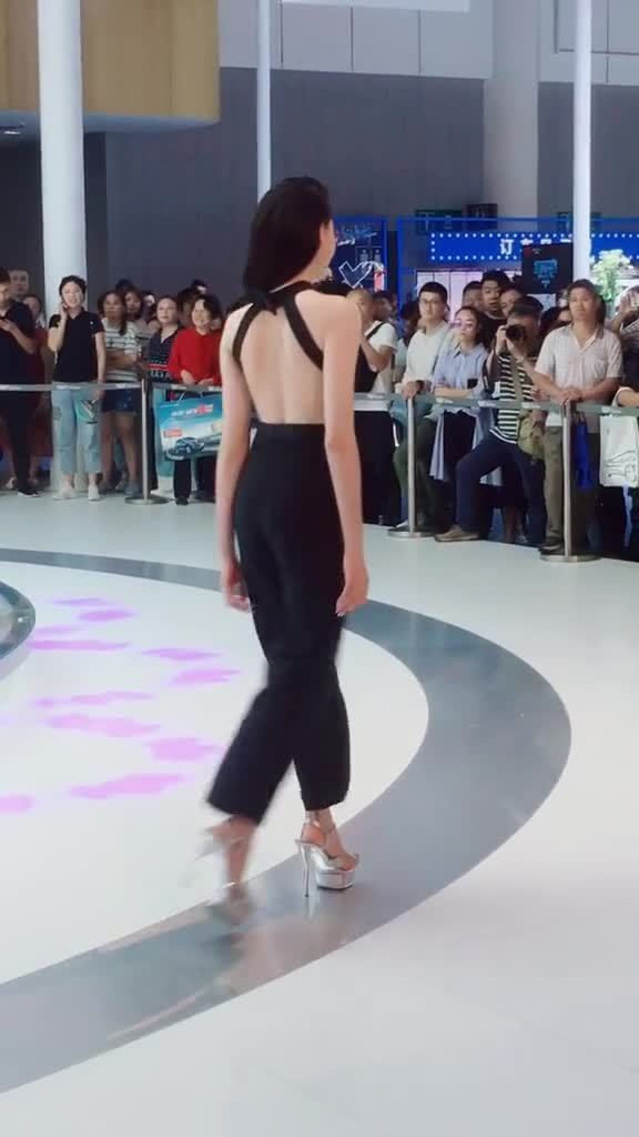 超级有气质,这个走秀太美了!