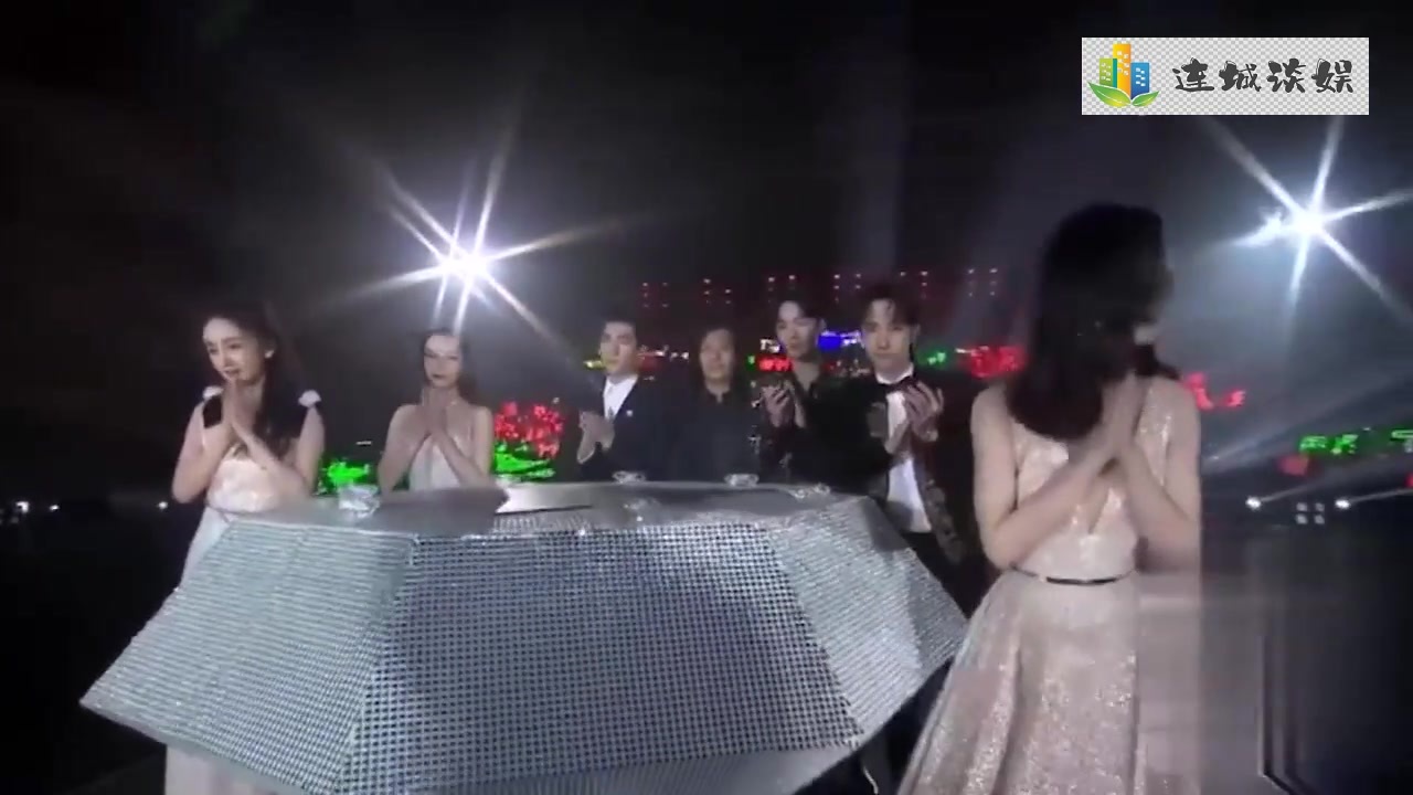 黄子韬带徐艺洋参加晚会,看到她的表现:怪不得没能出道