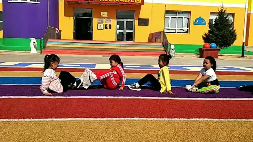 幼儿户外游戏《小脚传递员》
