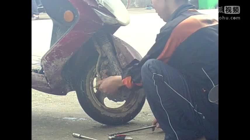 电动车维修视频教程换前碟刹车片19