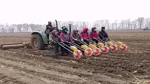 科技改变生活,农业科技发达了,农民干活真是轻松多了