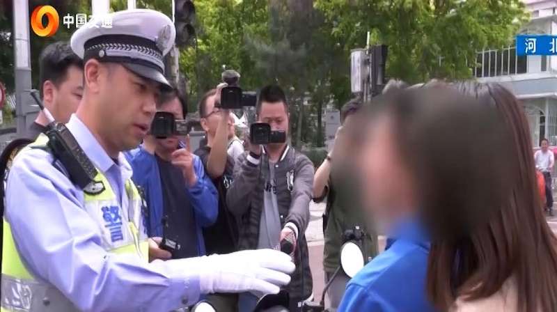 交警在查电动车违法载人情况,短短一小时内二十余人被罚!