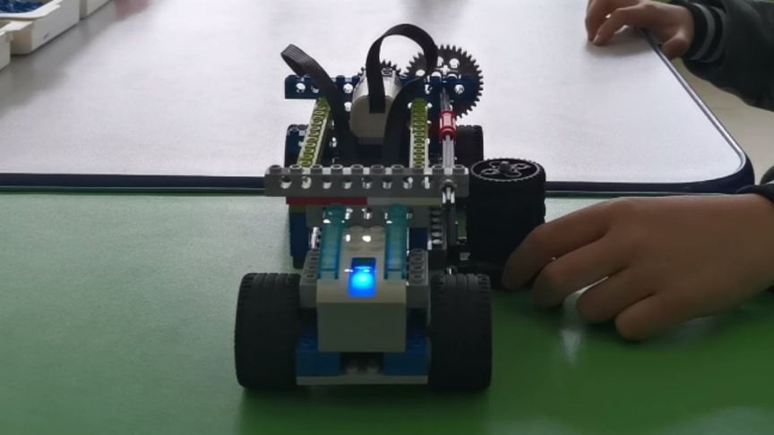 垃圾清运车(学生作品)