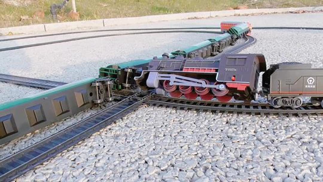 经典蒸汽机火车模型轨道交汇口没让行,还是调度出了问题