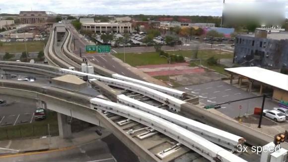 真怕下一秒它就会掉下去,实拍单轨列车是如何变道的