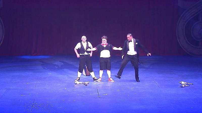 三个滑稽小丑同时上演杂技表演,小丑还身兼多职呢,不容易啊