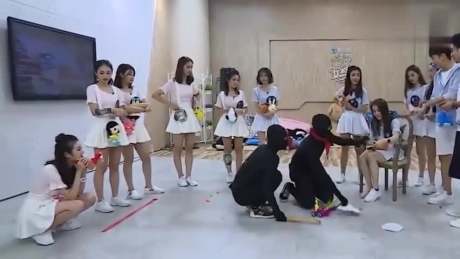 美女被惩罚挠脚心,这脚也太臭了!