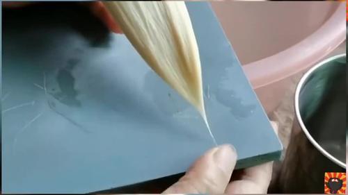 毛笔笔尖上的羊毫,工人必须要精挑细选,把不合格的筛选出来才能使用