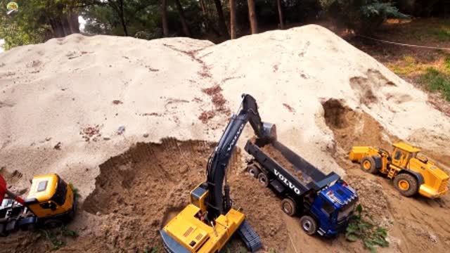 遥控工程车模型玩具车,两组车比赛,挖掘机卡车挖沙子