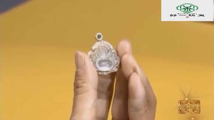 男子花30万买给老婆的翡翠,专家直言这个很像玻璃,汗颜!