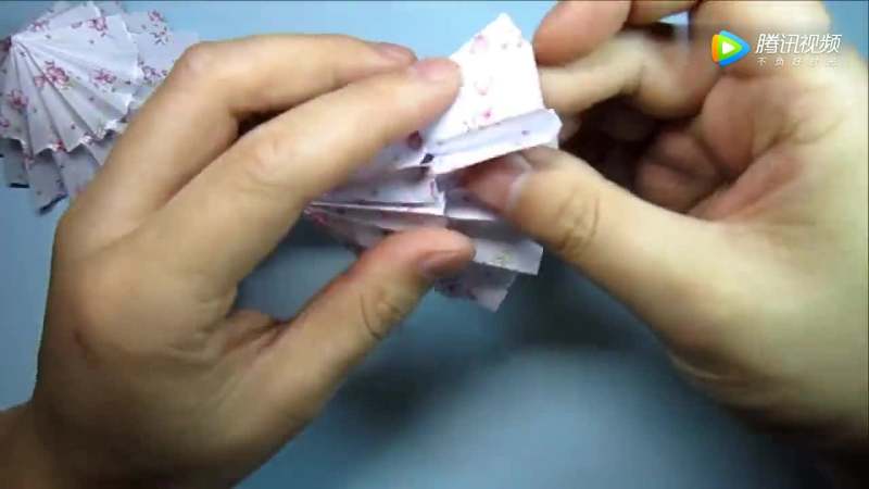 折纸大全简单又漂亮雨伞,纸艺手工立体能收缩的油纸伞折法!