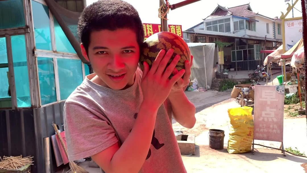 云南西双版纳旅游物价真低,猪脚这价格在广东不够本,瓜才5元