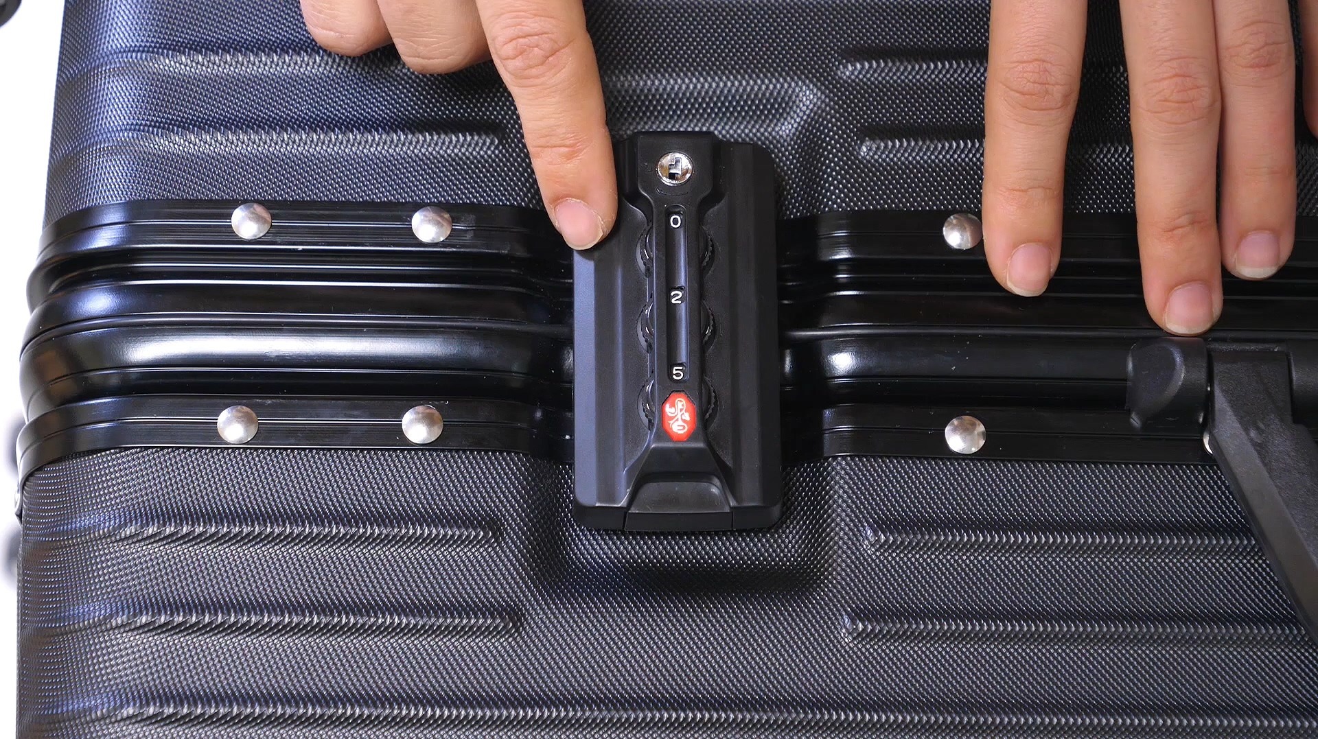 行李箱密码忘了?教你一个小妙招,只需30秒,就能轻松打开