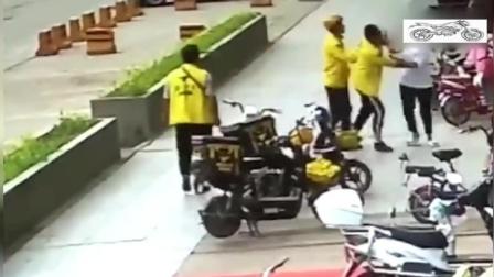 外卖小哥遭女子追打, 愤怒值爆表后反击