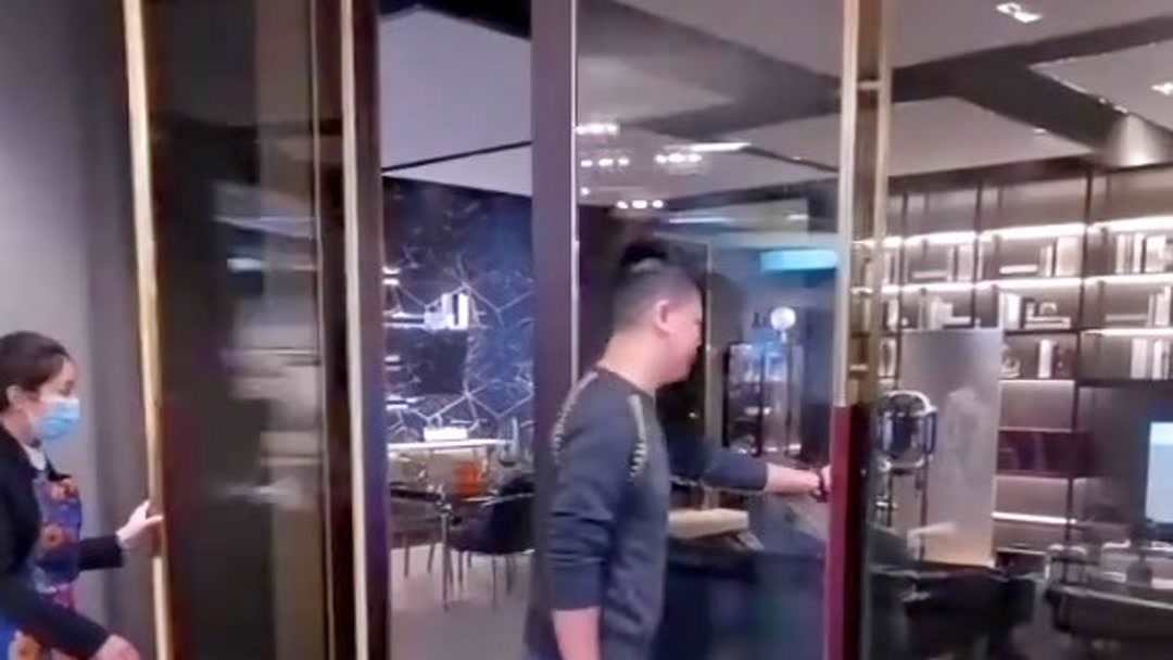 可以旋转的移门