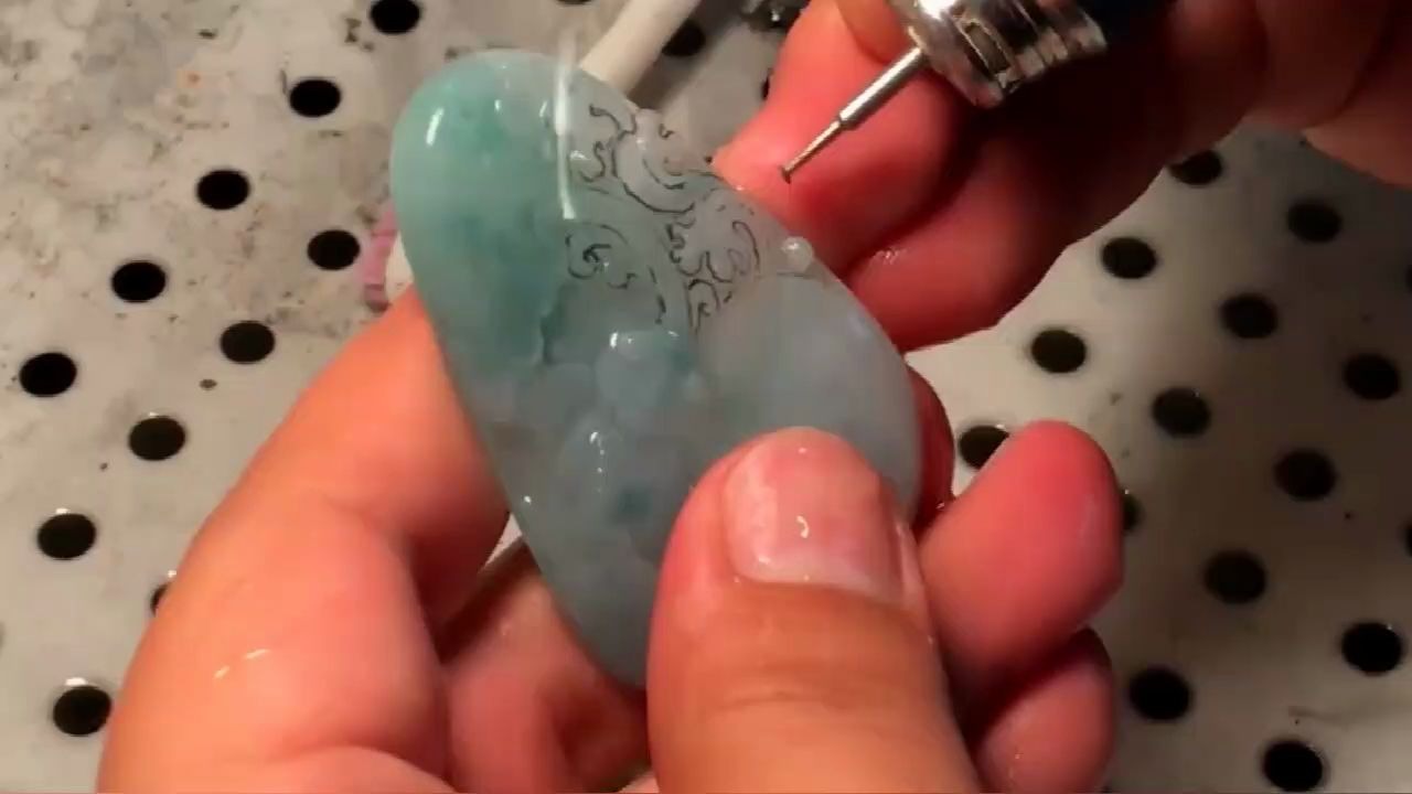 翡翠原石如何切?现场来一块,成品惊艳