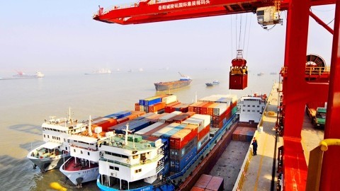 英国500多吨的"垃圾船"要运往中国,全是没消毒的旧衣服!